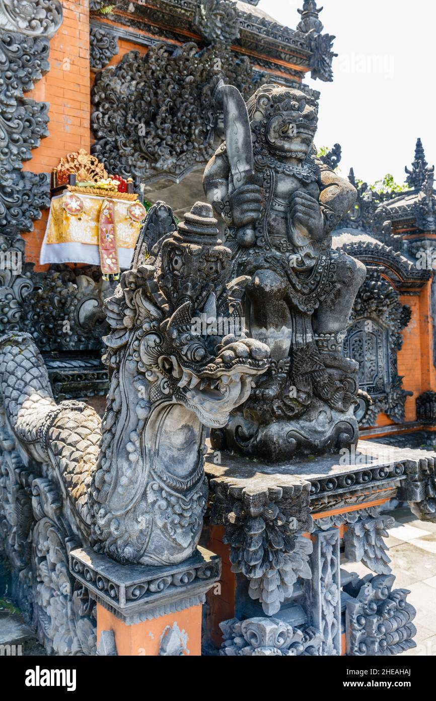 Dvarapala guardian statue at Balinese Hindu sea temple (Pura Segara ...