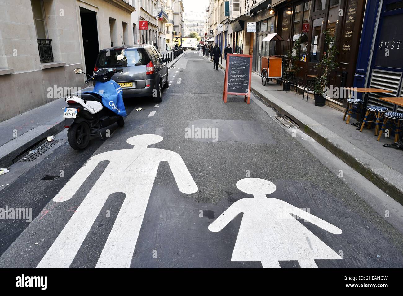 French pedestrian crossing sign hi-res stock photography and images - Alamy