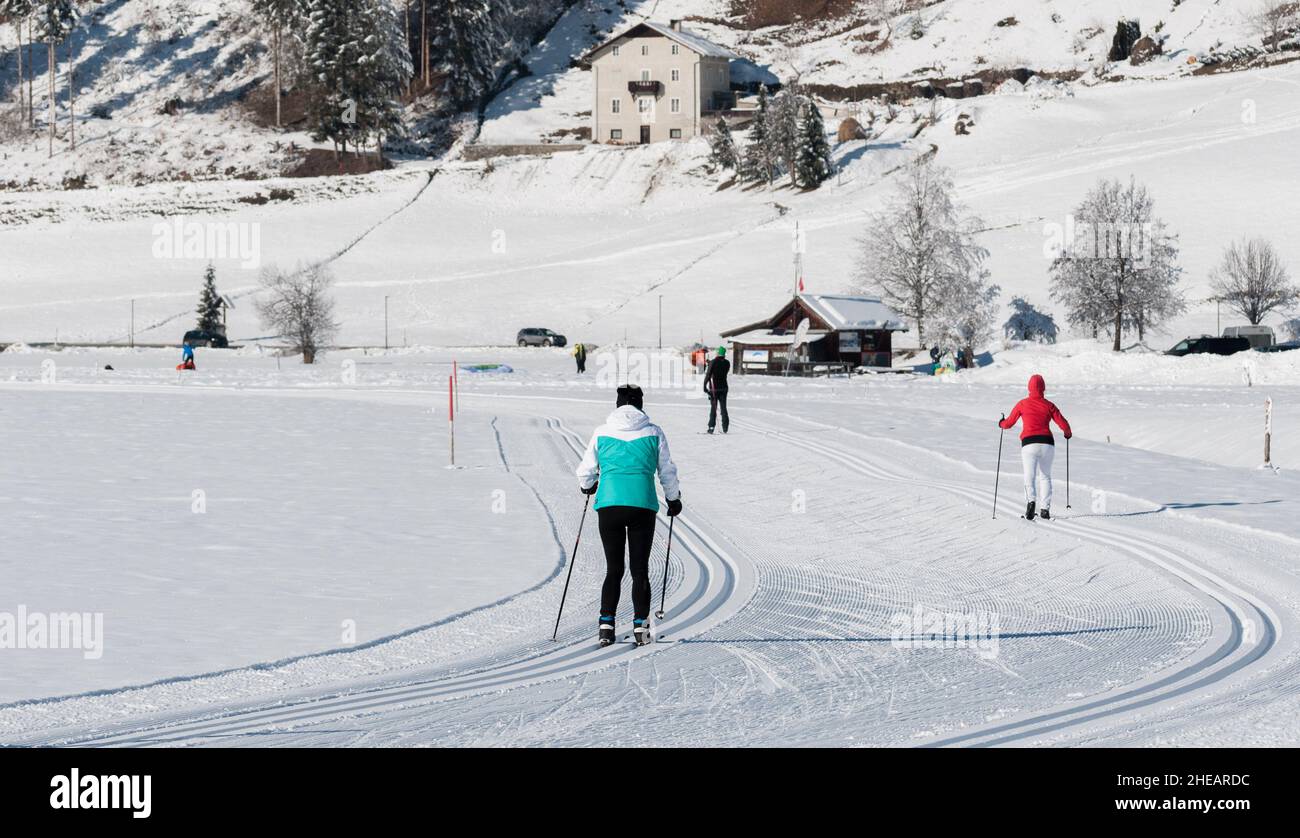 Skier from behind hi-res stock photography and images - Alamy