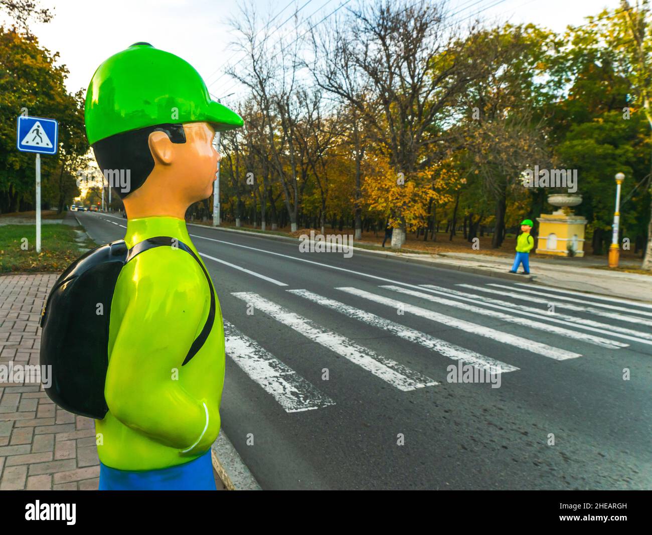 Pedestrians crossing at junctions hi-res stock photography and images ...