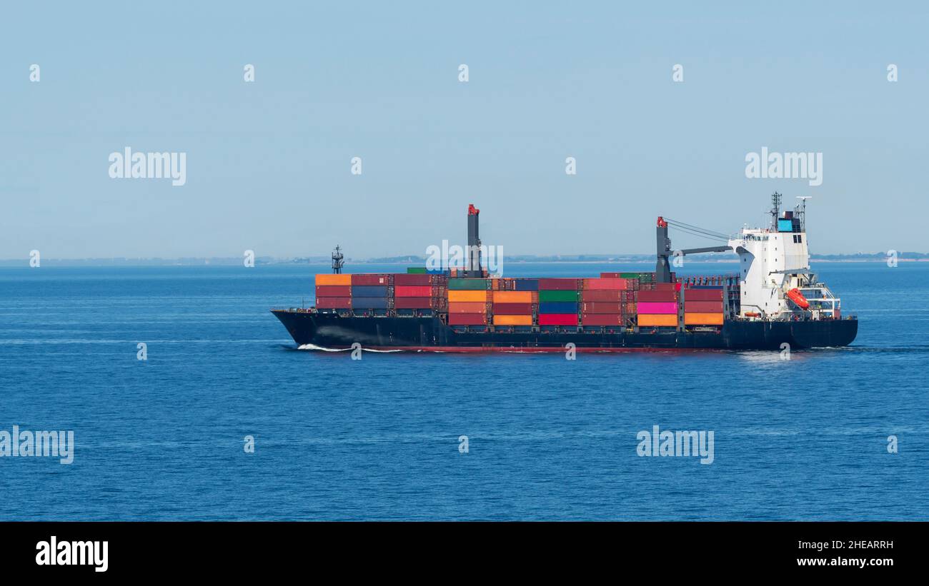 Shipping container ship hi-res stock photography and images - Alamy