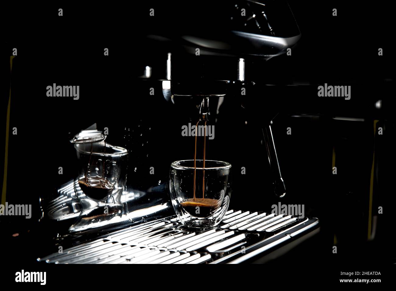 Drops dripping hi-res stock photography and images - Alamy