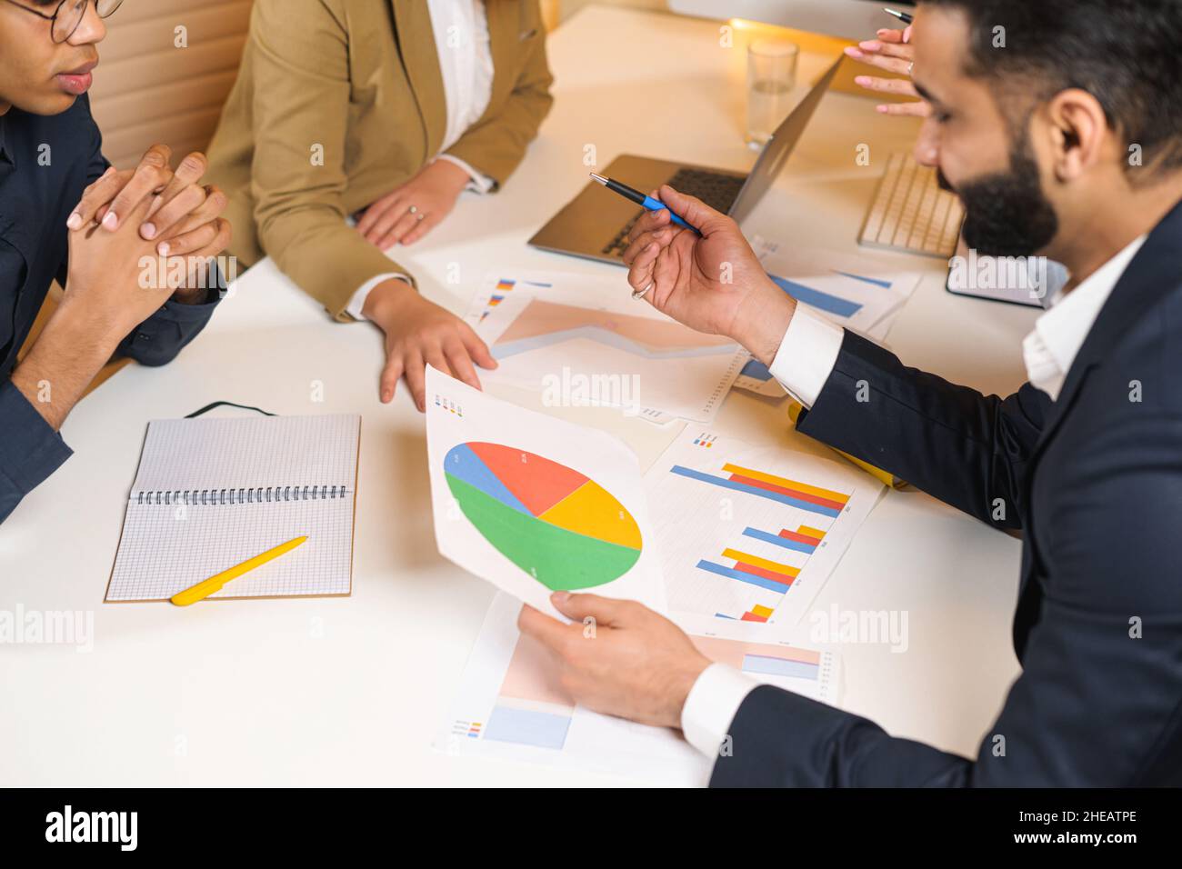 Business people working diagrams hi-res stock photography and images ...