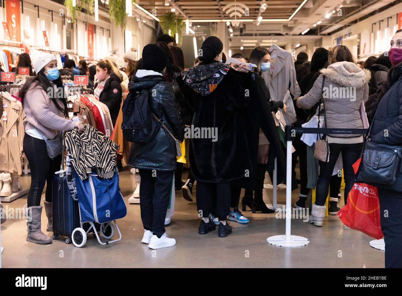 January sales queue hi-res stock photography and images - Alamy