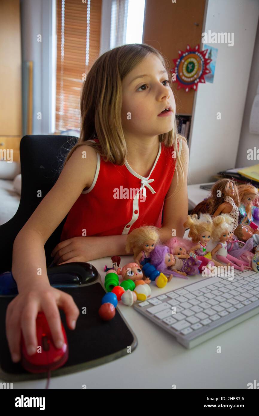 6 year old girl on computer screen hi-res stock photography and images ...