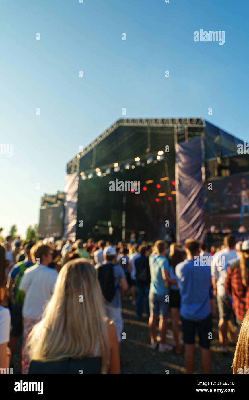Performer stage silhouette crowd hi-res stock photography and images ...