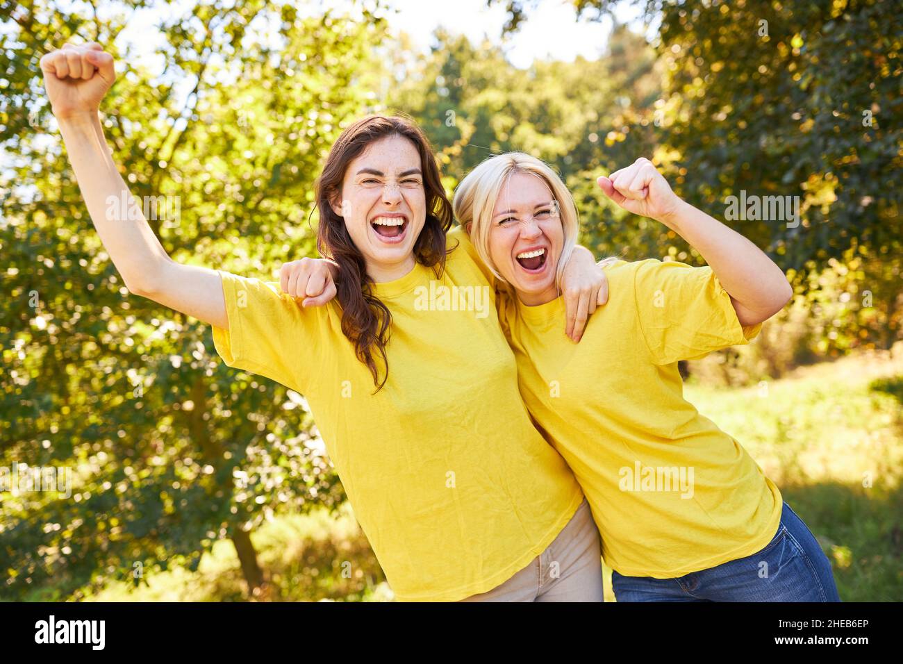 Young women cheering for team hi-res stock photography and images - Alamy