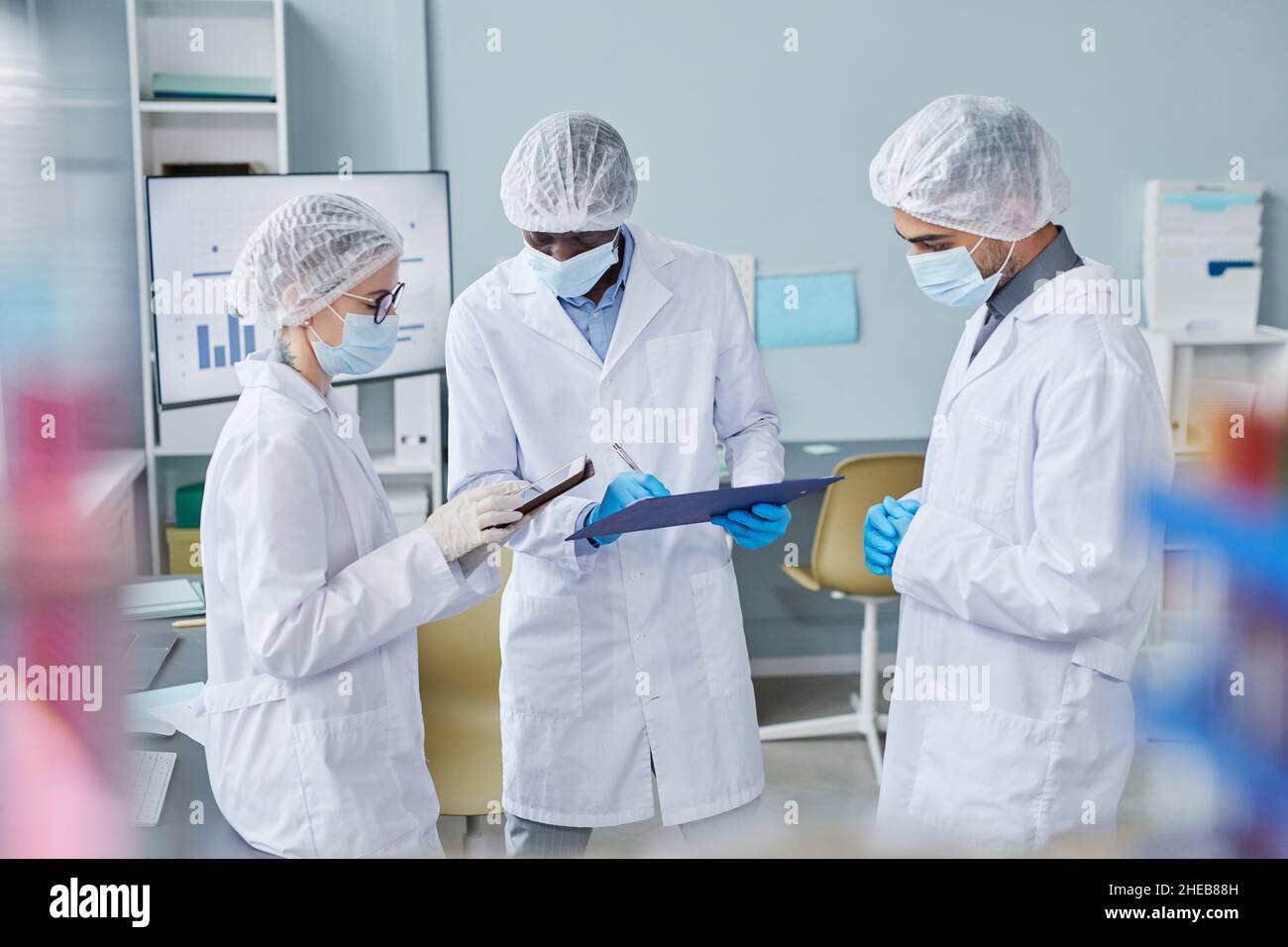 Lab coats scientist hi-res stock photography and images - Alamy