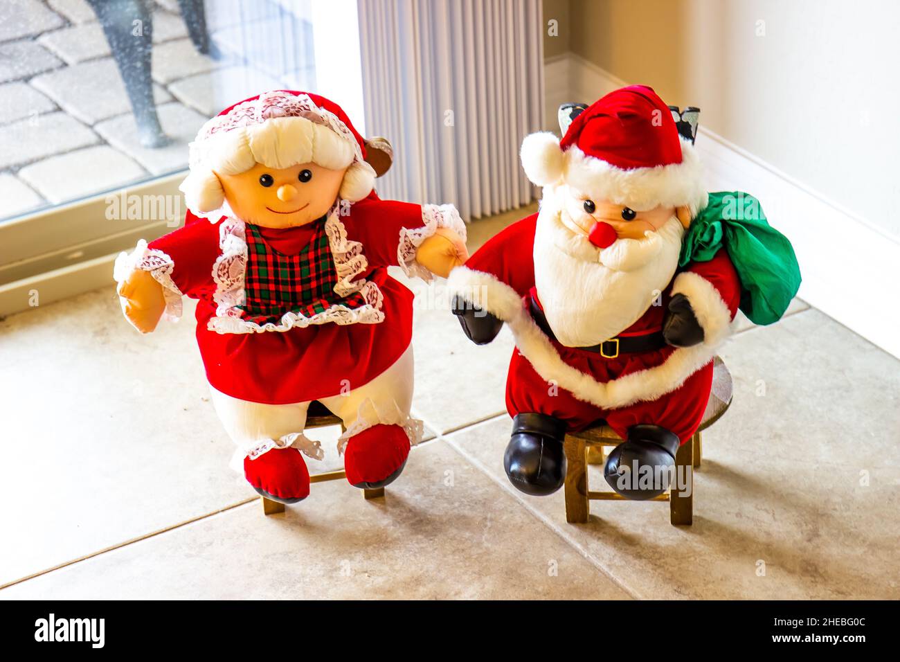 Mr and mrs claus hi-res stock photography and images - Alamy