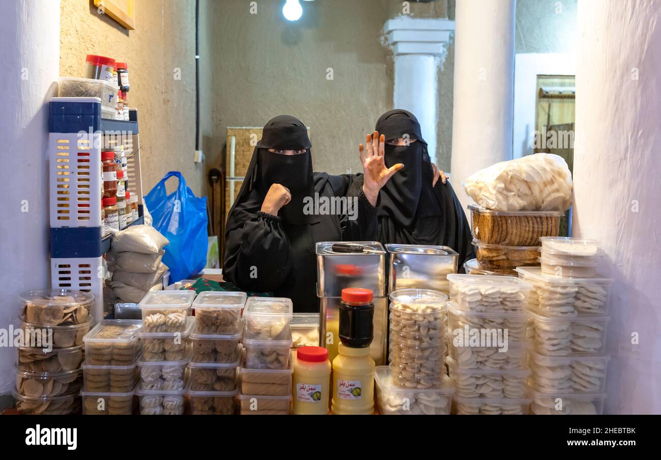 al-musawkaf, Saudi Arabia, 30th December 2021: local ladies selling ...