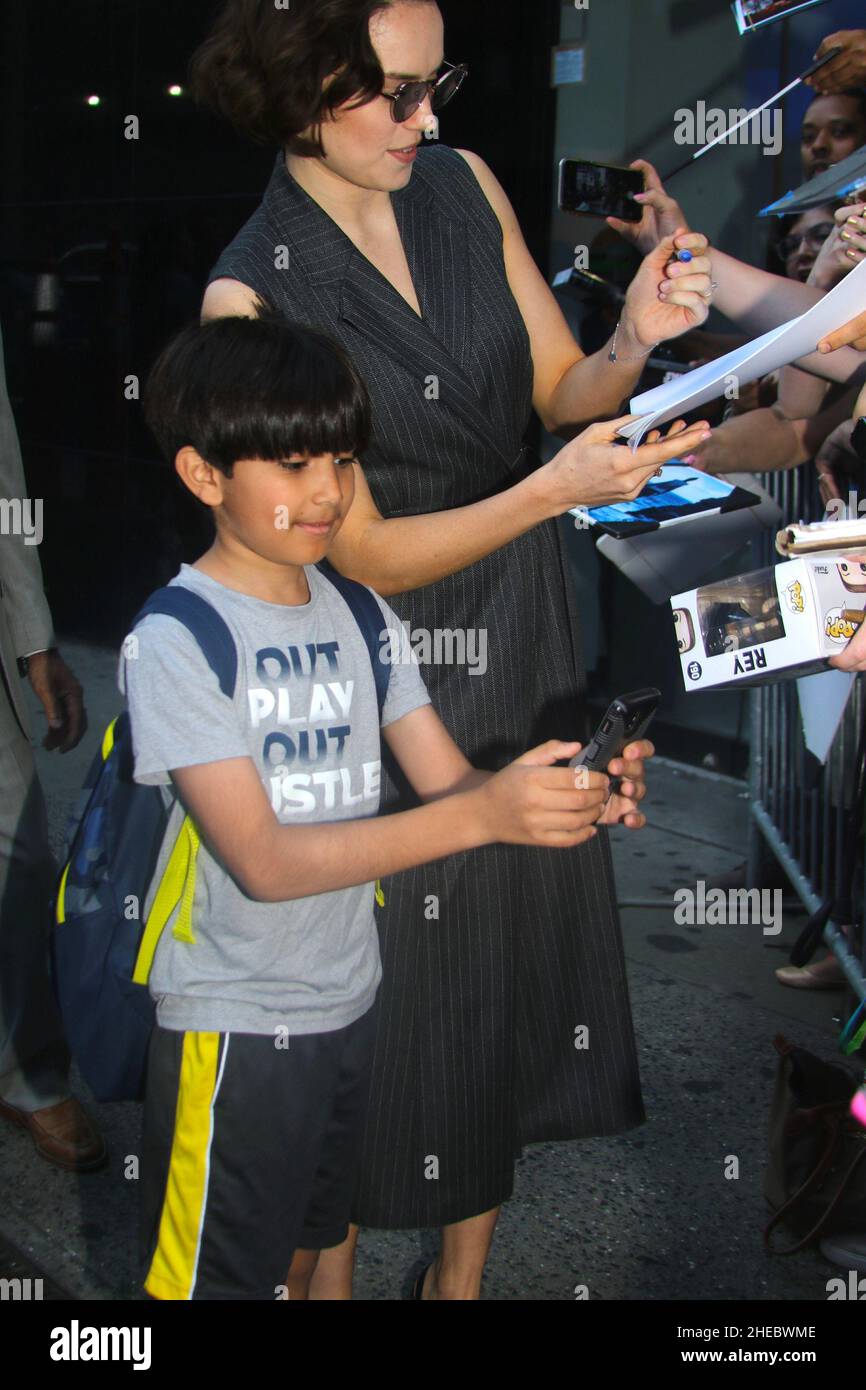 New York - NY - 20190626 Daisy Ridley stops to sign autograph for her ...