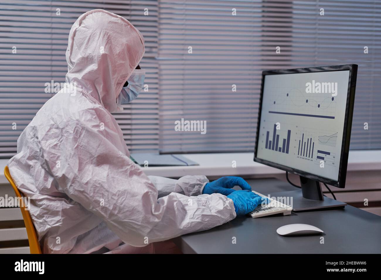 Monitor diagrams in scientific laboratory hi-res stock photography and ...