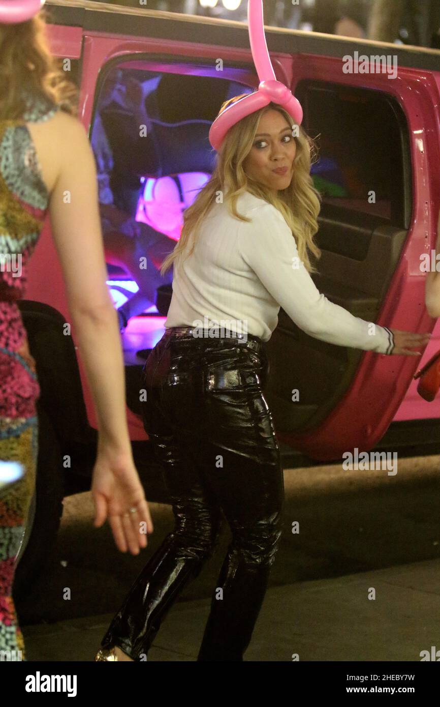 New York - NY - 20190523 - Hilary Duff Filming a Night Scene for ...