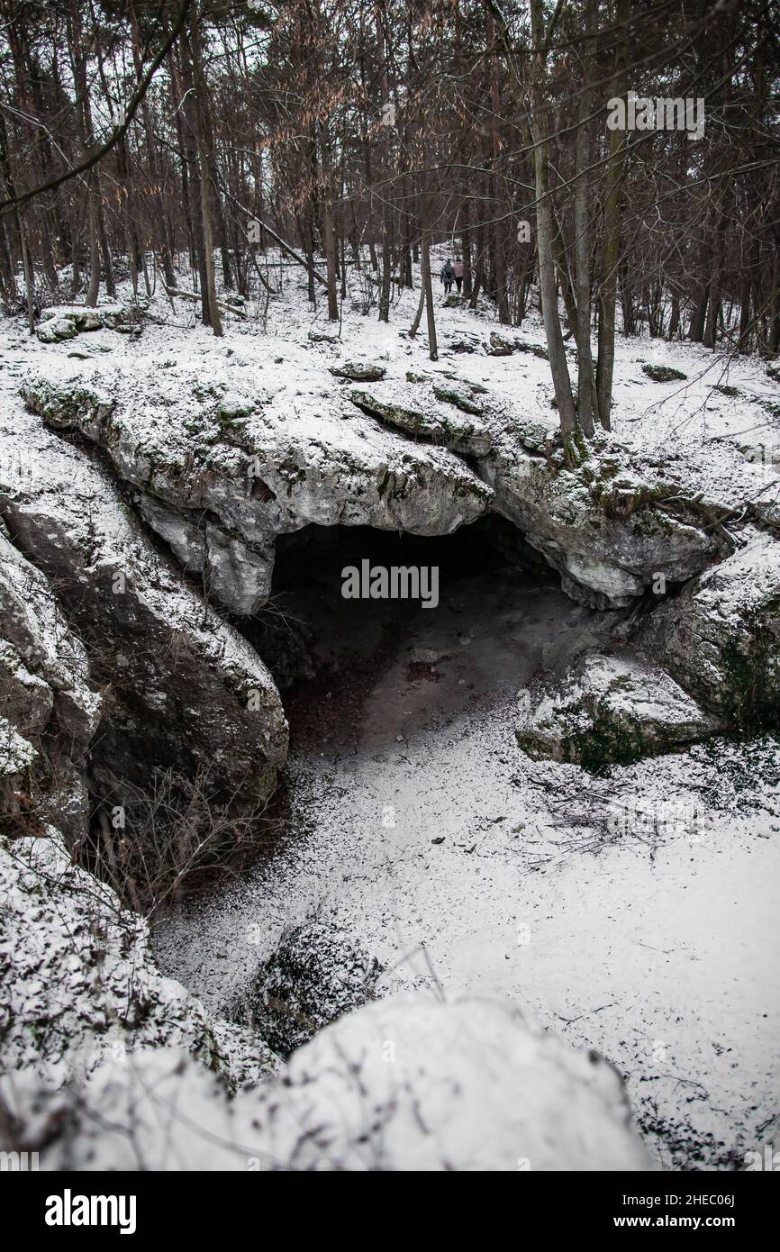 Overhanging rock formations hi-res stock photography and images - Alamy