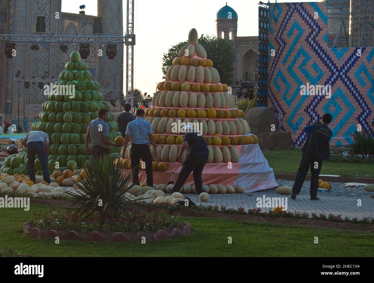 Uzbekistan, Samarkand, Registan Square, Fruit display Stock Photo - Alamy