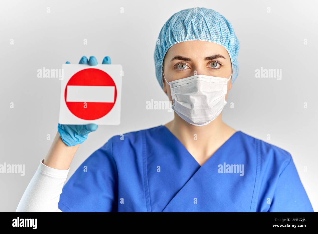 Doctor showing respiratory face mask hi-res stock photography and ...