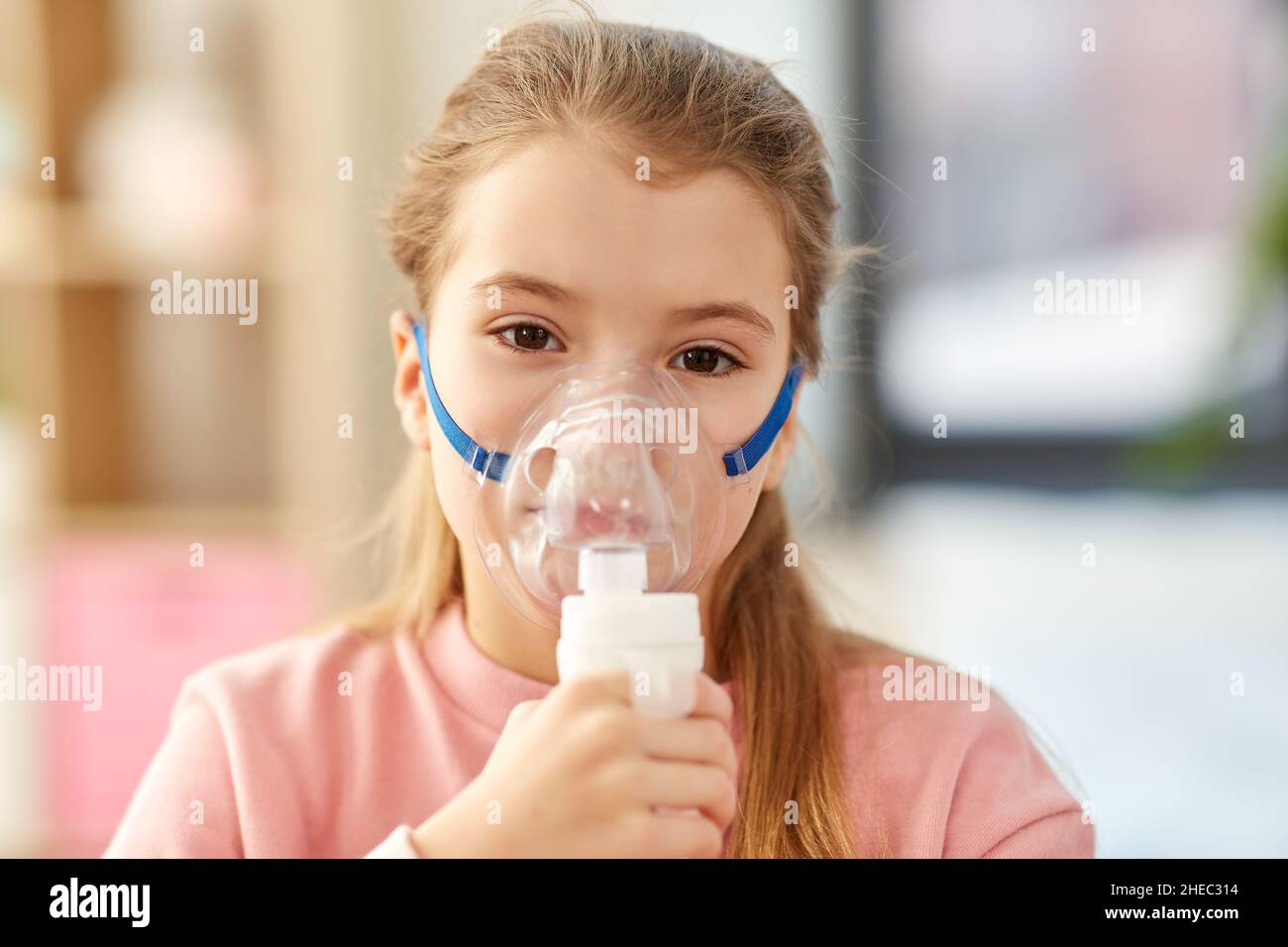 sick little girl wearing oxygen mask Stock Photo - Alamy