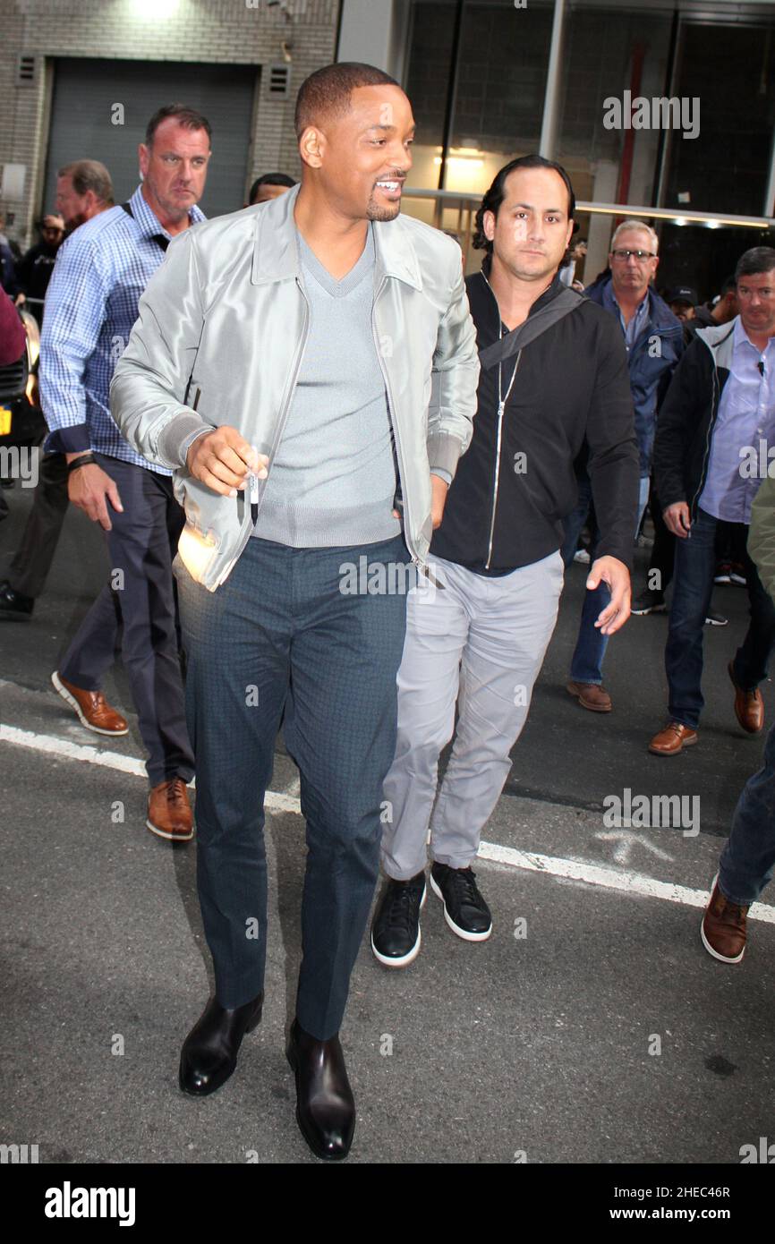 New York - NY - 20191008 Will Smith greets fans cheerfully outside the ...