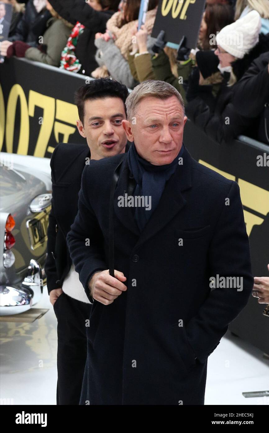 New York - NY - 20191204 The cast and director of James Bond No Time To ...