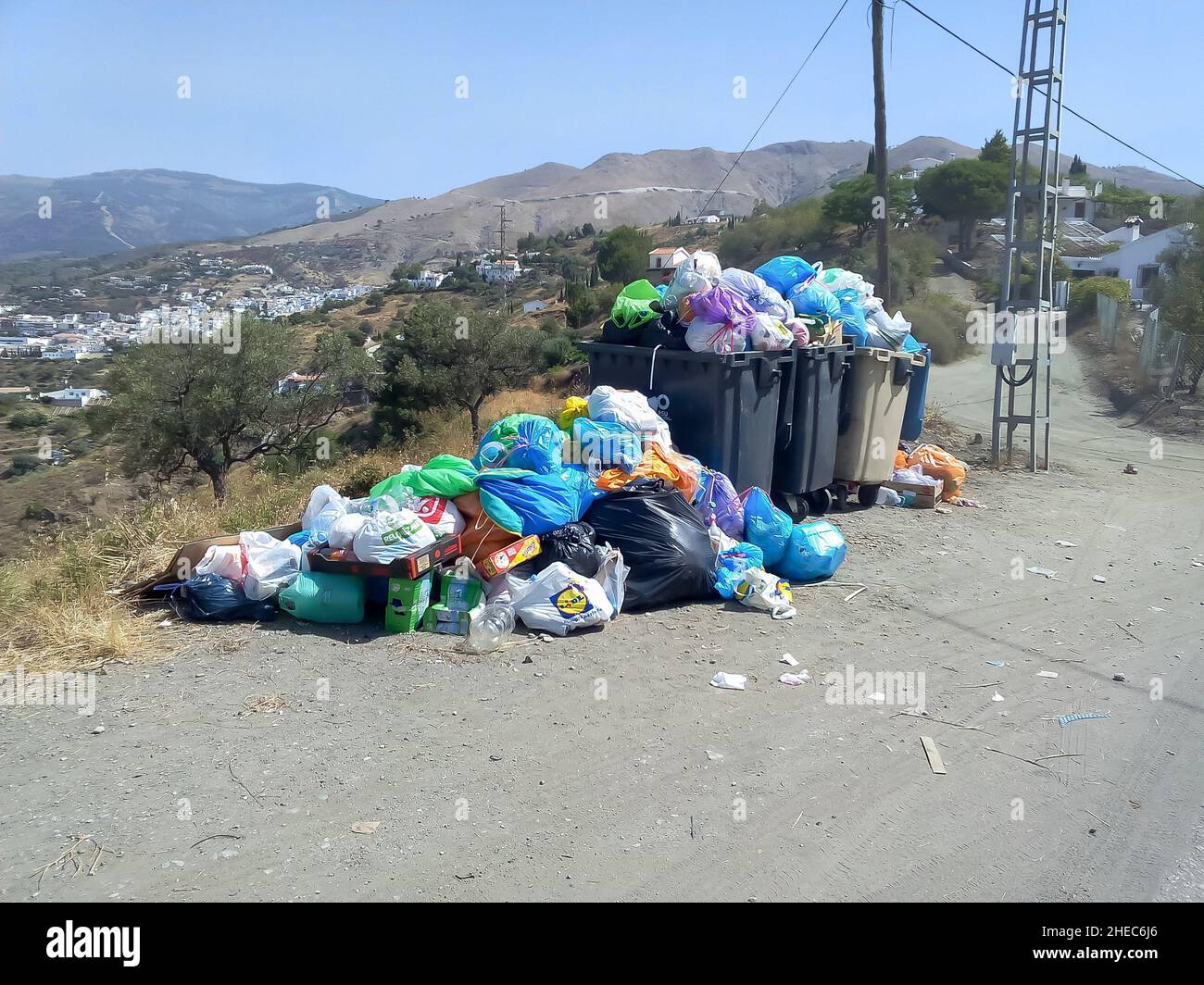 Overflowing rubbish bins Stock Photo - Alamy