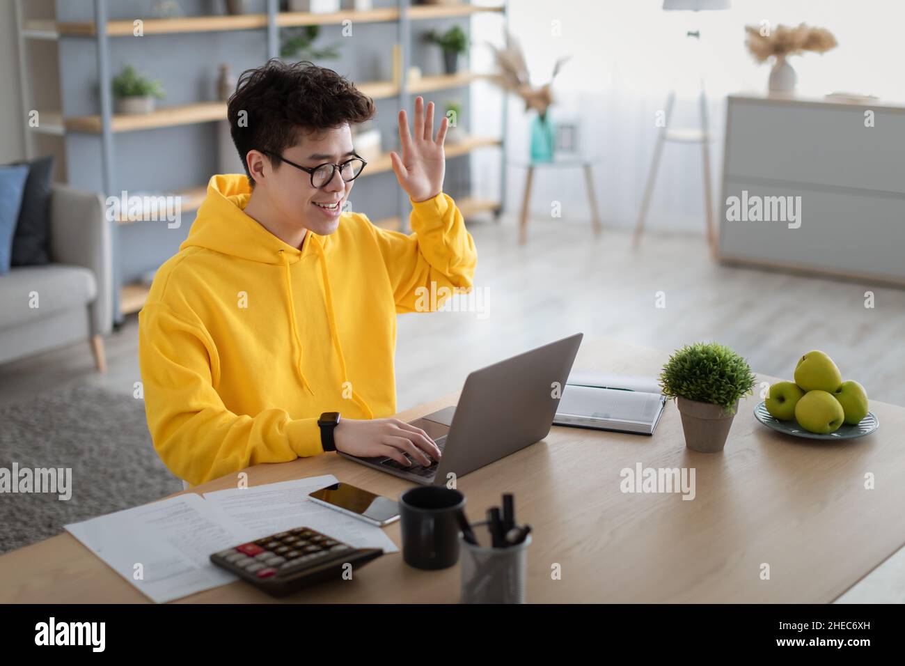 Japanese waving goodbye hi-res stock photography and images - Alamy