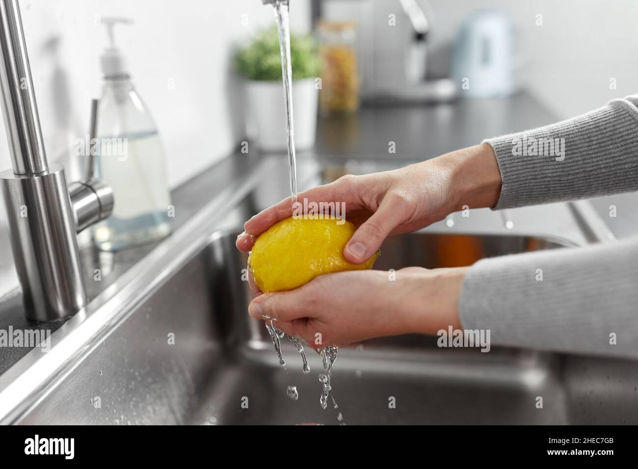 Hand washing fruit hi-res stock photography and images - Alamy