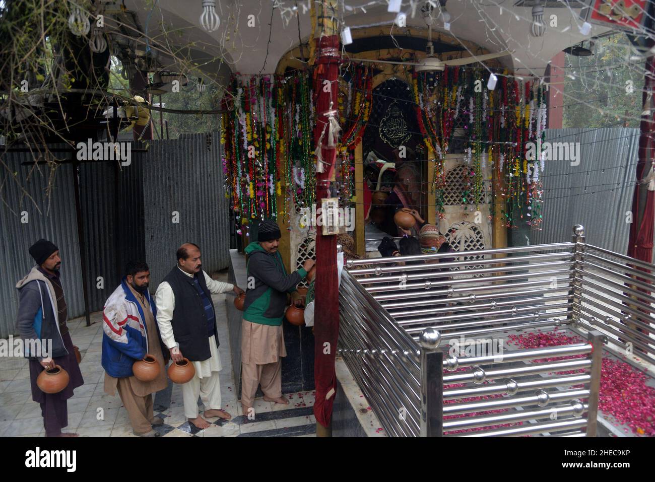 Lahore, Punjab, Pakistan. 10th Jan, 2022. Pakistani women devotees ...