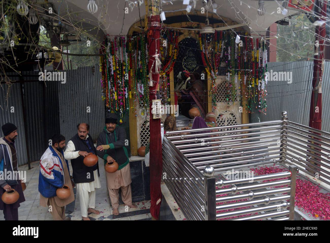 Lahore, Punjab, Pakistan. 10th Jan, 2022. Pakistani women devotees ...