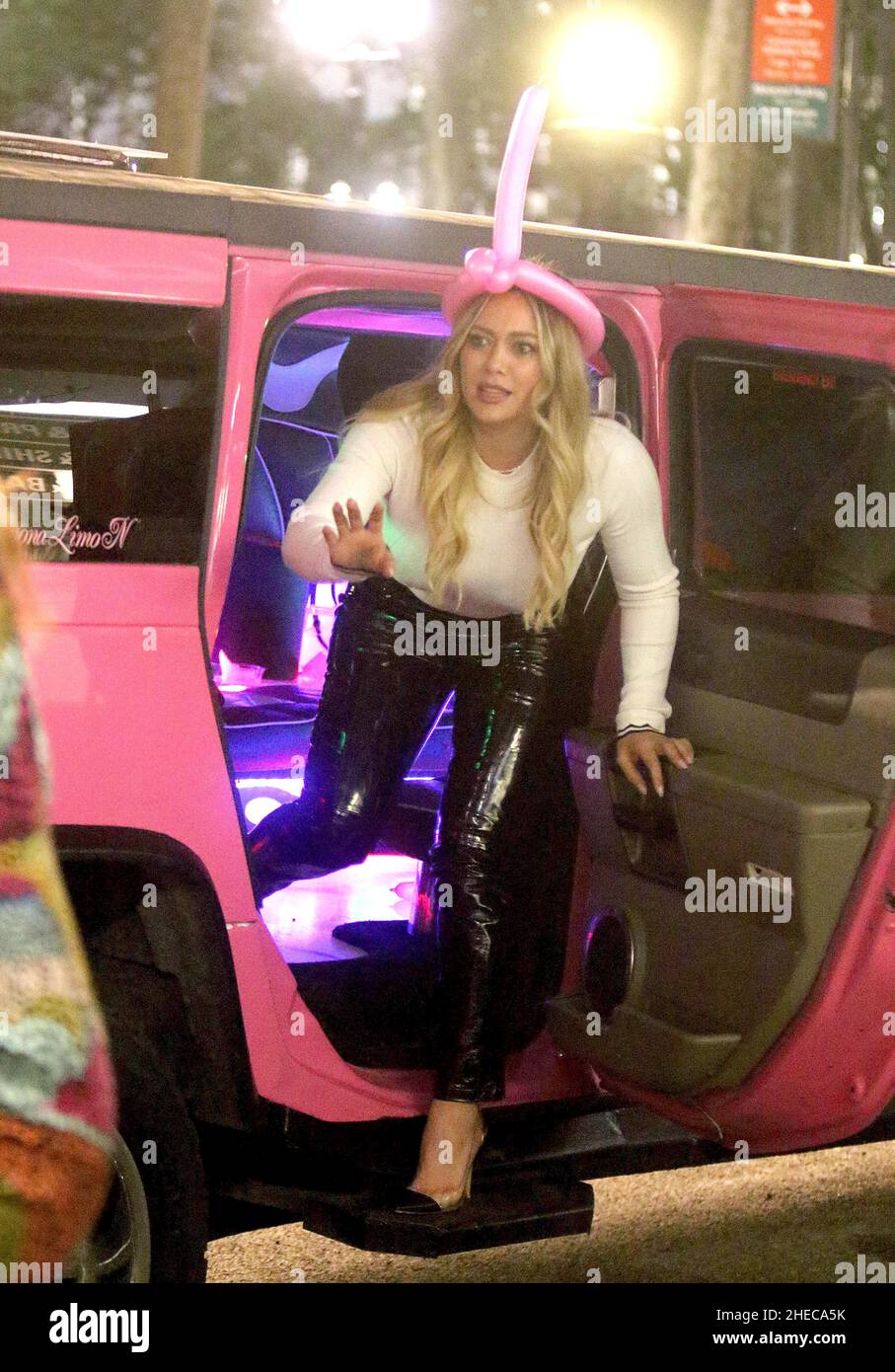 New York - NY - 20190523 - Hilary Duff Filming a Night Scene for ...