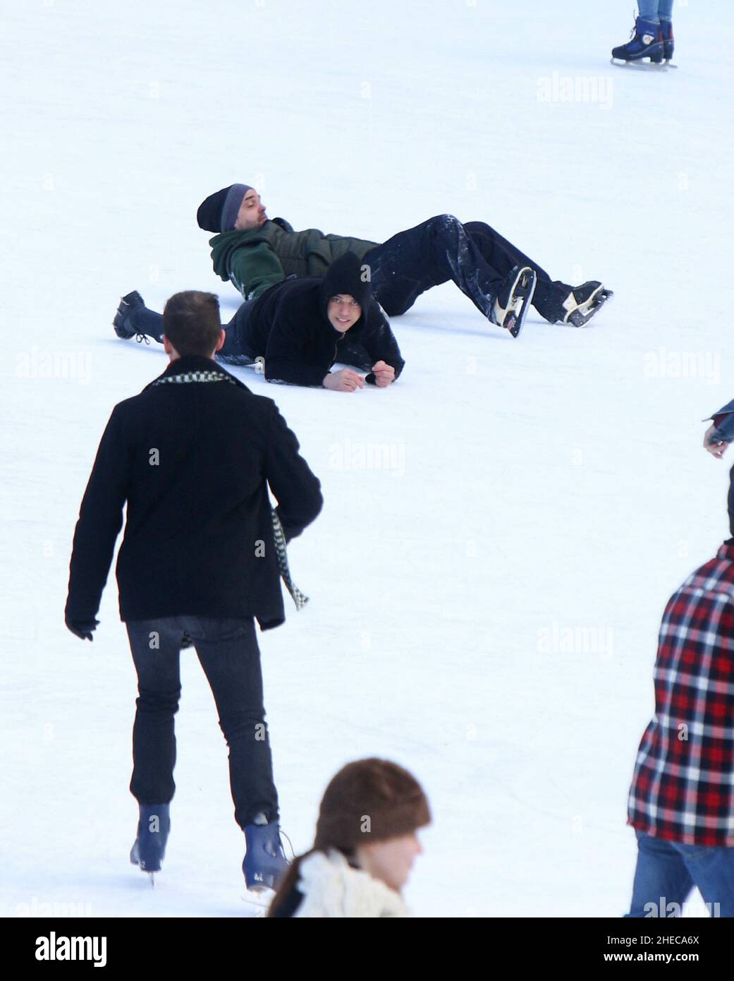 New York - NY - 20190319 Rami Malek was seen stumbling while ice ...