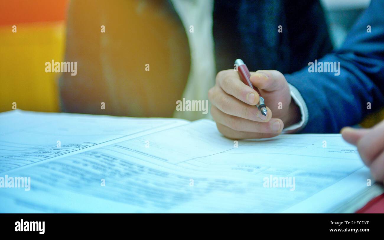 man signing document Stock Photo - Alamy