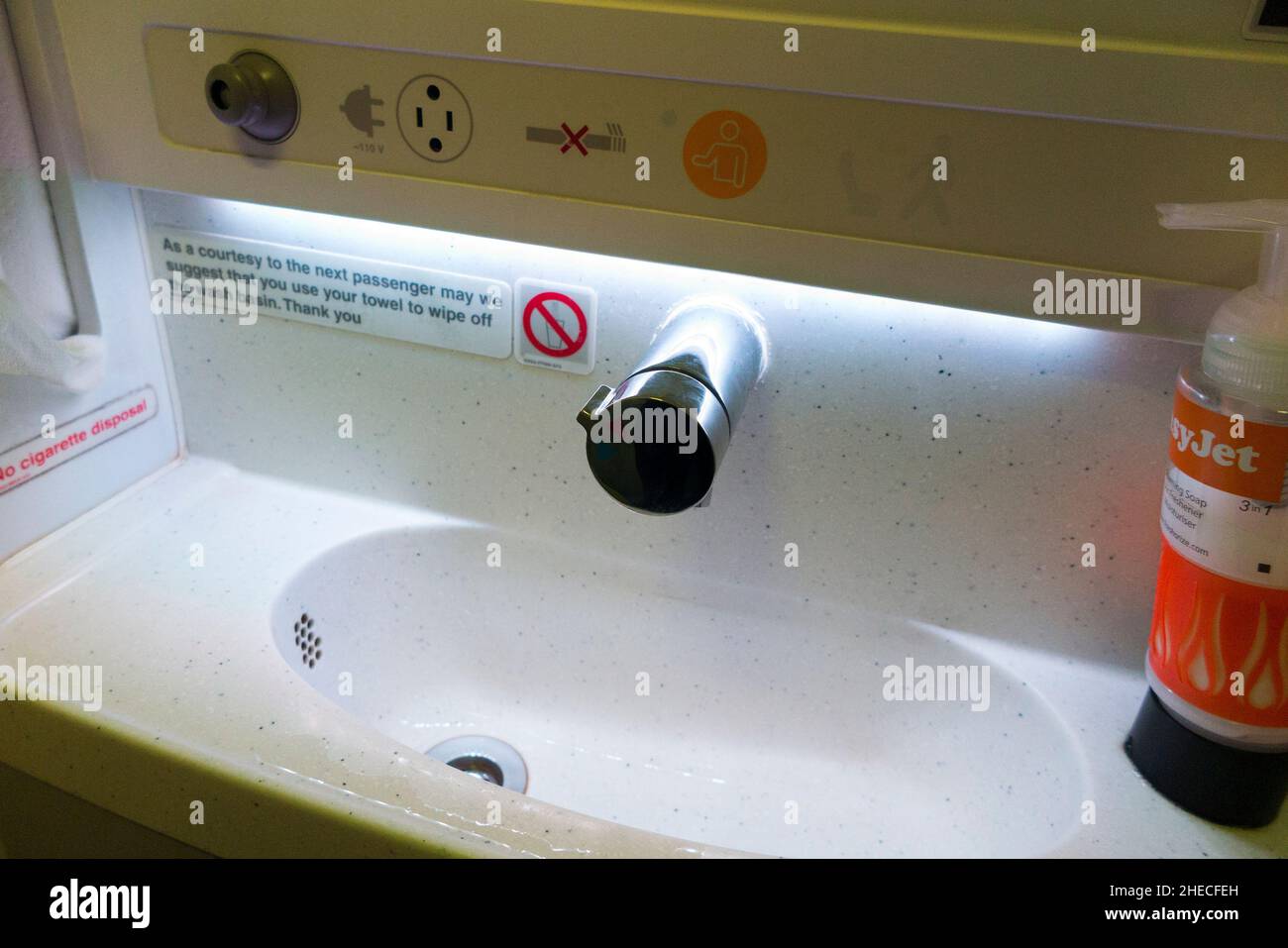 Washing plane aeroplane airplane hi-res stock photography and images ...