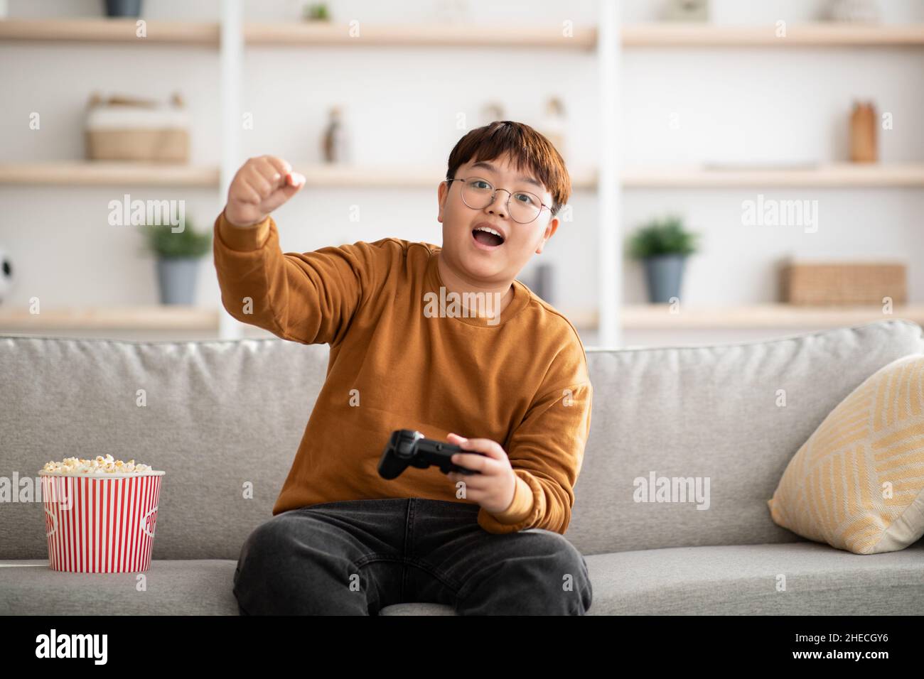 Fat kid playing video game hi-res stock photography and images - Alamy