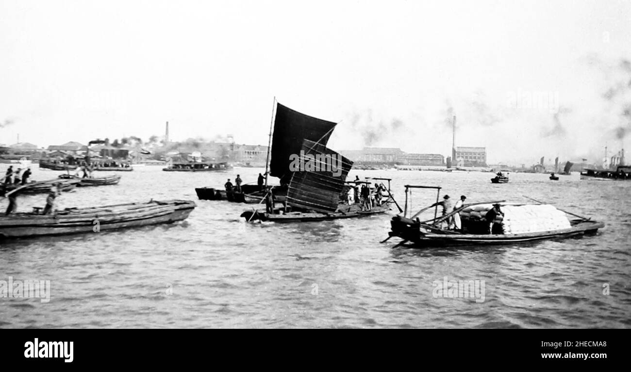 River scene china Black and White Stock Photos & Images - Alamy
