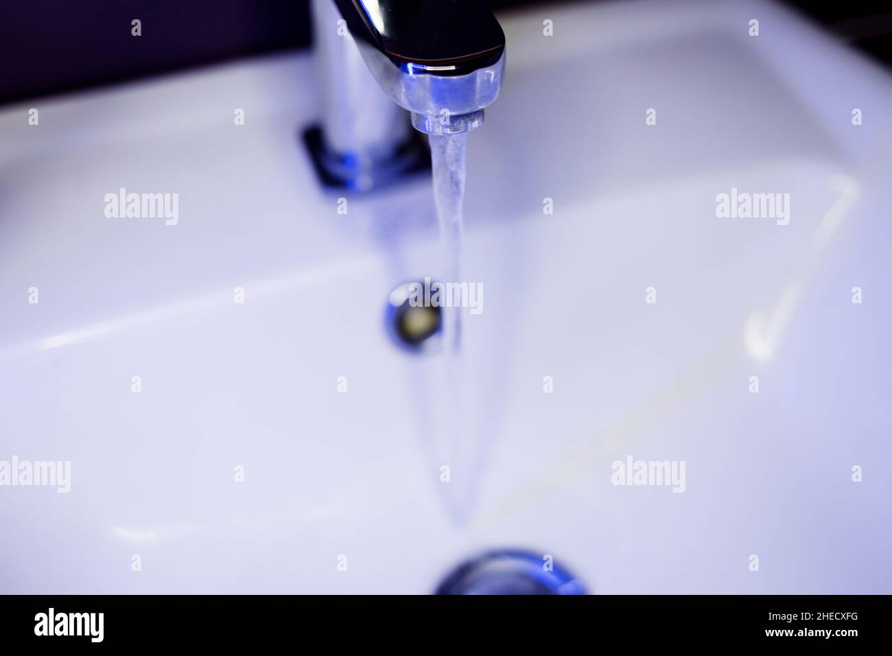 Flow water pouring from chrome hi-res stock photography and images - Alamy