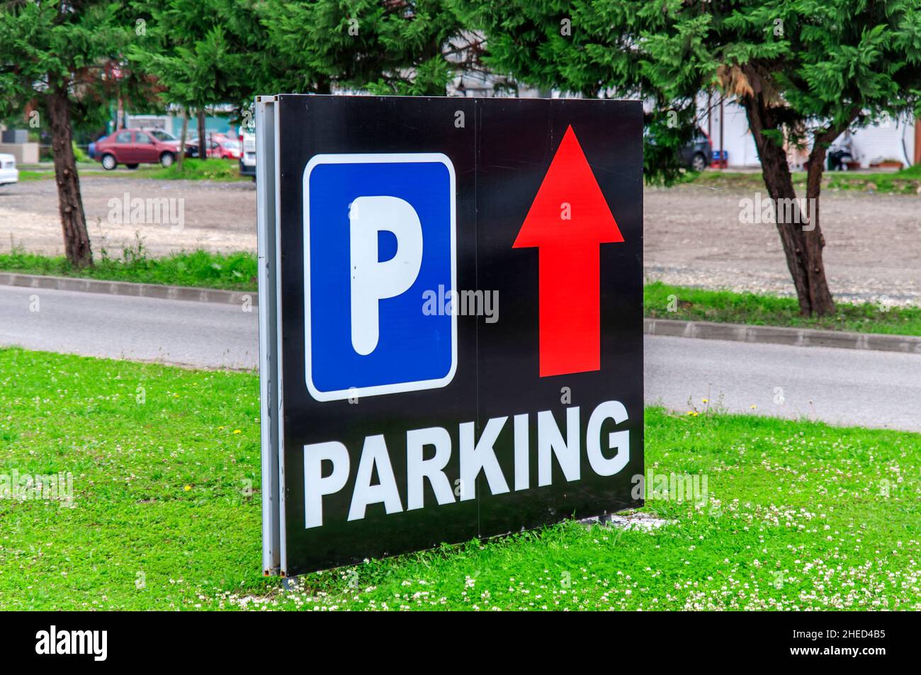 Black parking sign straight ahead Stock Photo - Alamy