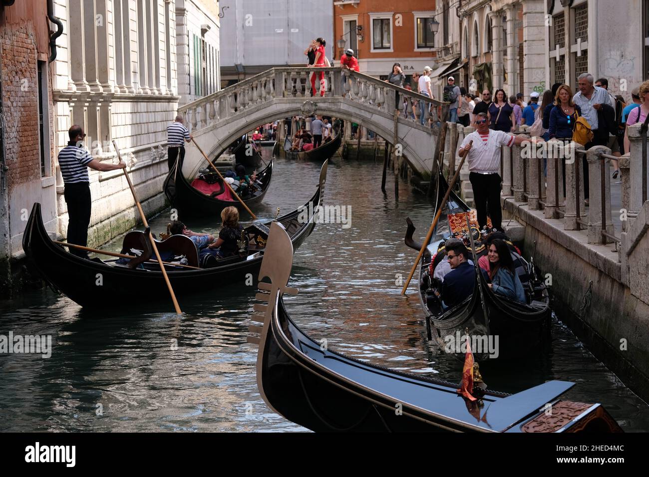 Mass tourism in Venice Stock Photo - Alamy