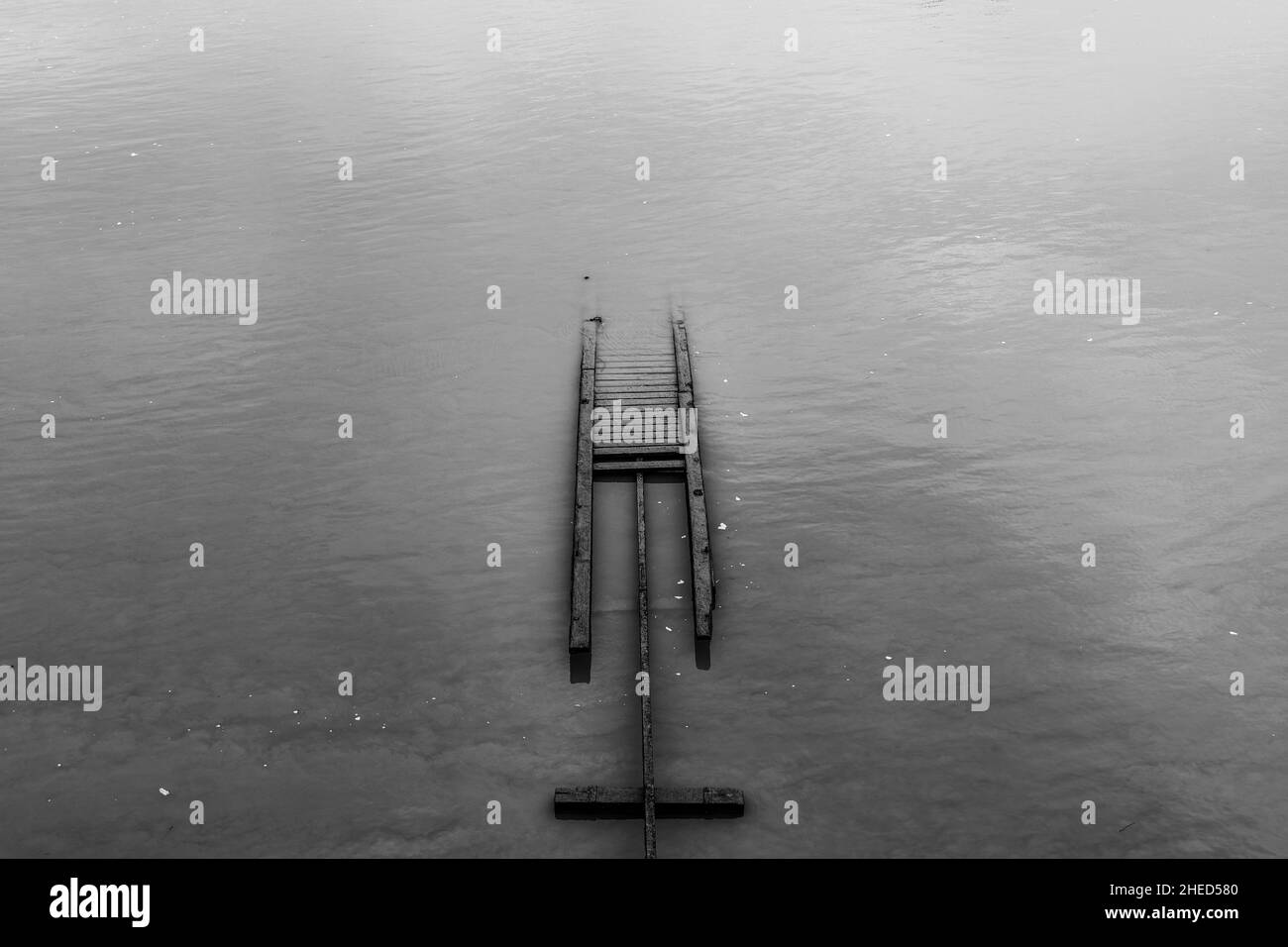 Derelict jetty river thames hi-res stock photography and images - Alamy