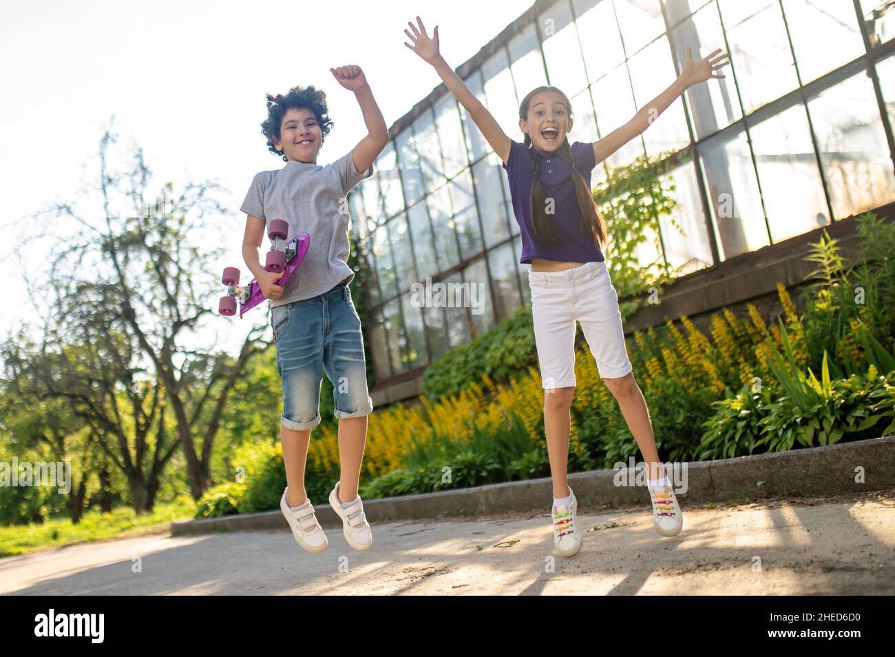 Kids jumping hi-res stock photography and images - Alamy