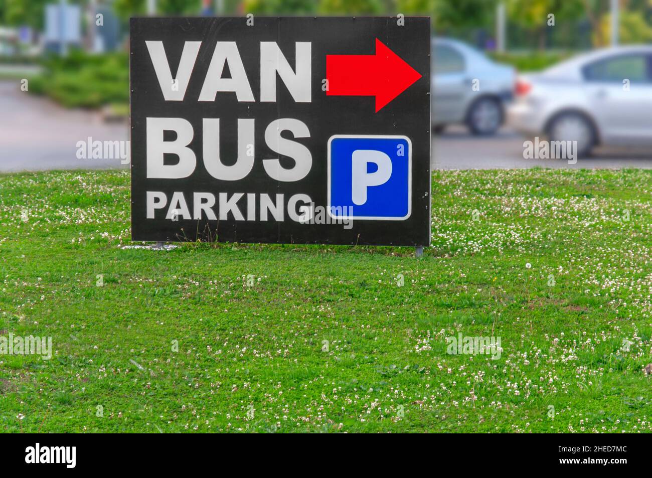 Black parking sign straight ahead Stock Photo - Alamy