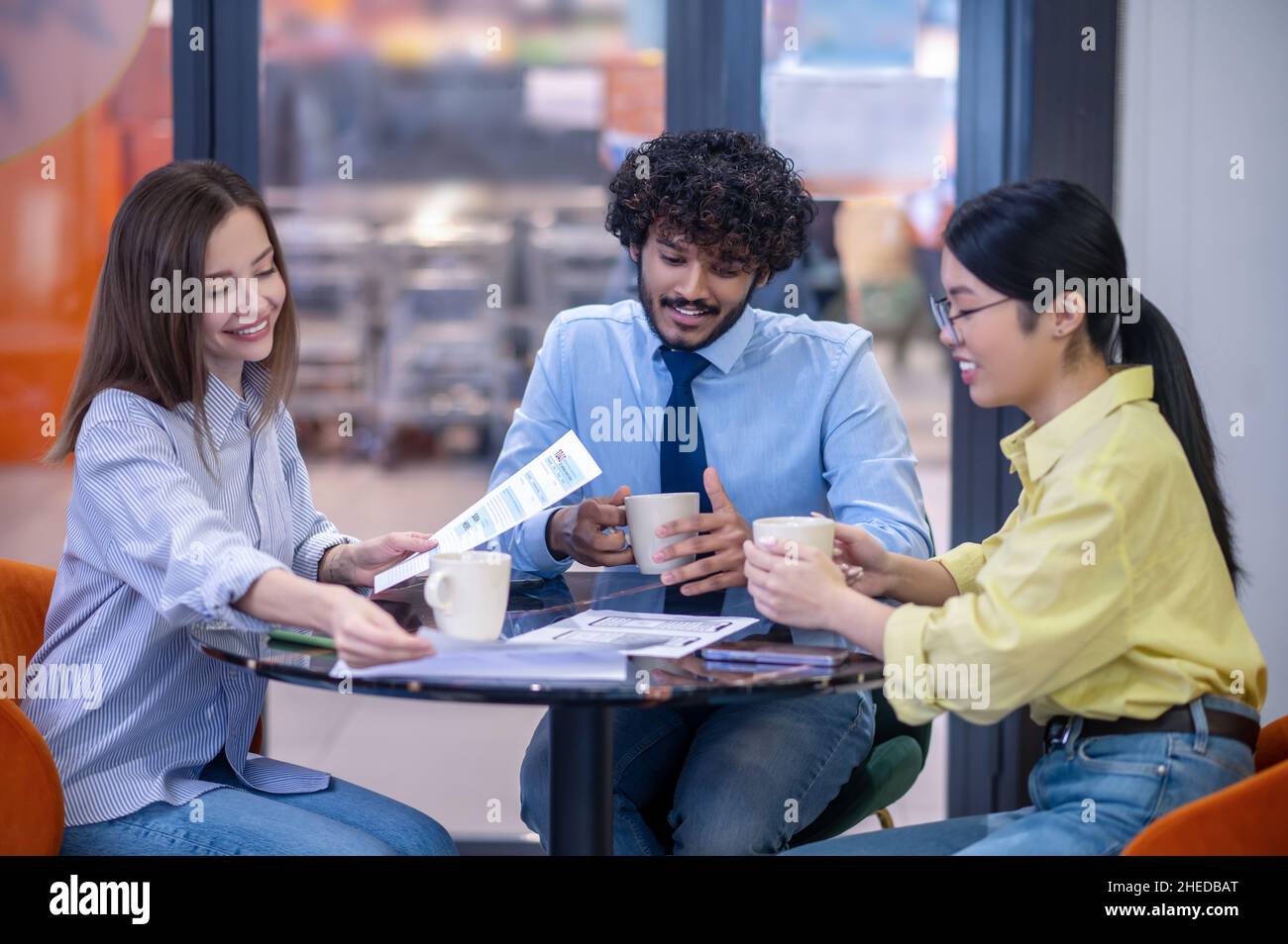 Friends eating together at canteen hi-res stock photography and images ...