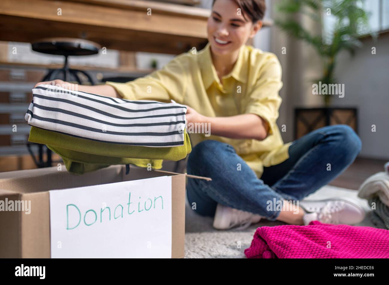 Packing her things hi-res stock photography and images - Alamy