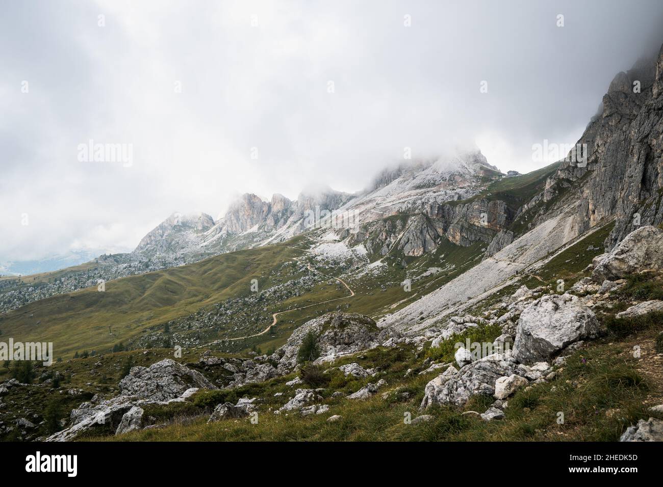 Forcella Nuvolau and Rifugio Averau (refuge), the path to the Cinque ...