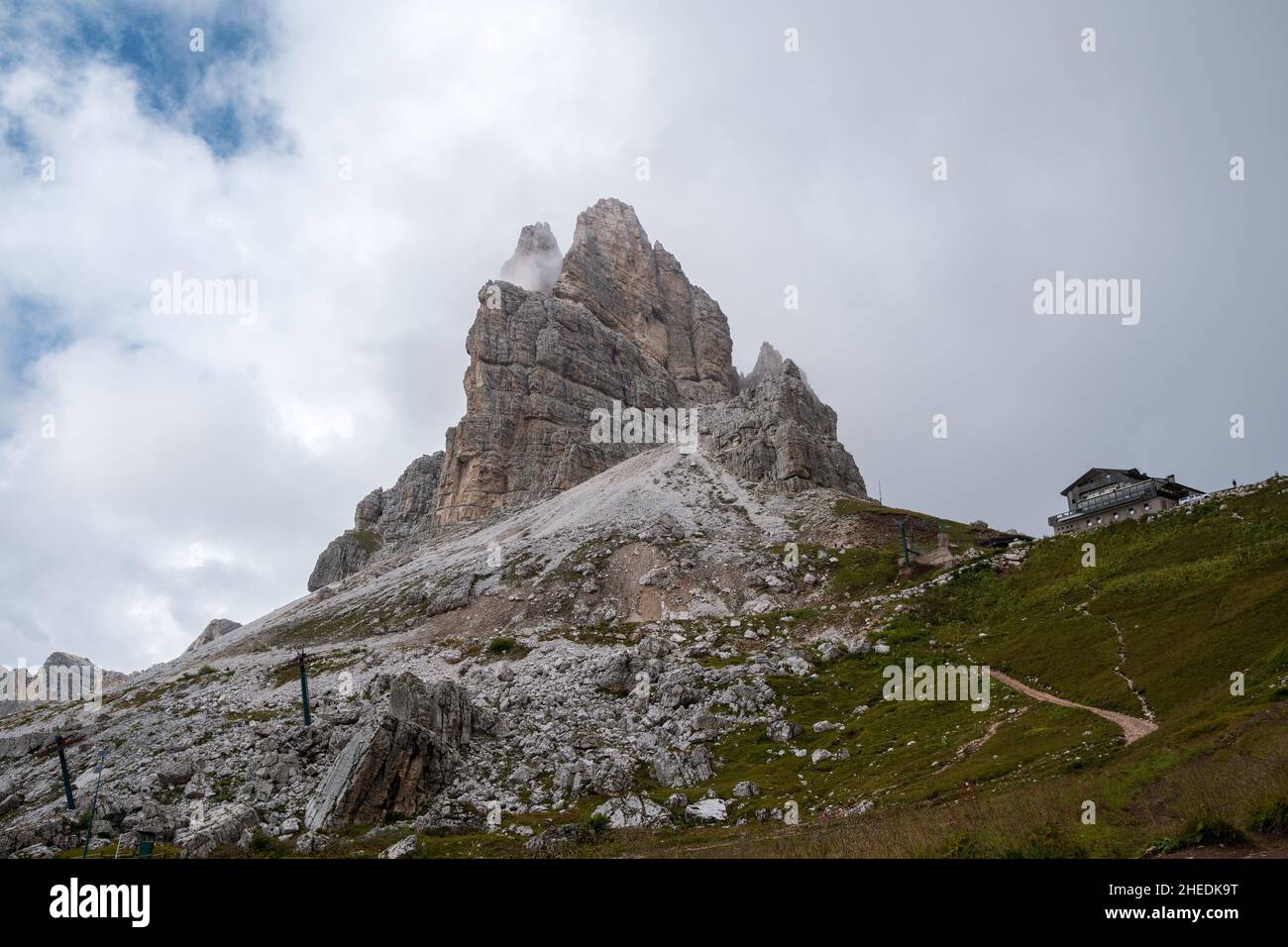 Forcella Nuvolau and Rifugio Averau (refuge), the path to the Cinque ...