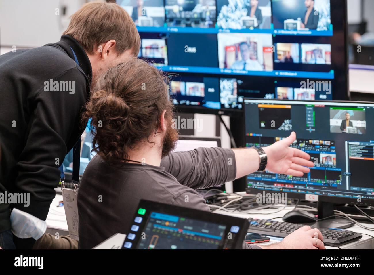 Working in television hi-res stock photography and images - Alamy