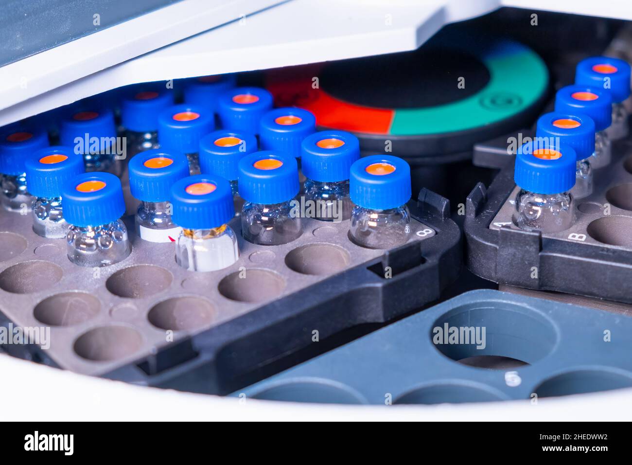 Auto sampler with glass vials for chromatographic separation and ...
