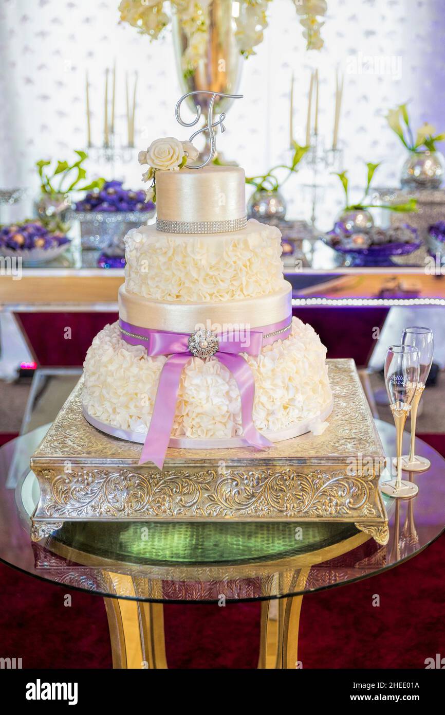 Delicious and well decorated wedding cake Stock Photo - Alamy