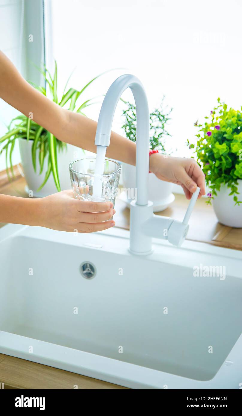 Child water kitchen tap glass hi-res stock photography and images - Alamy