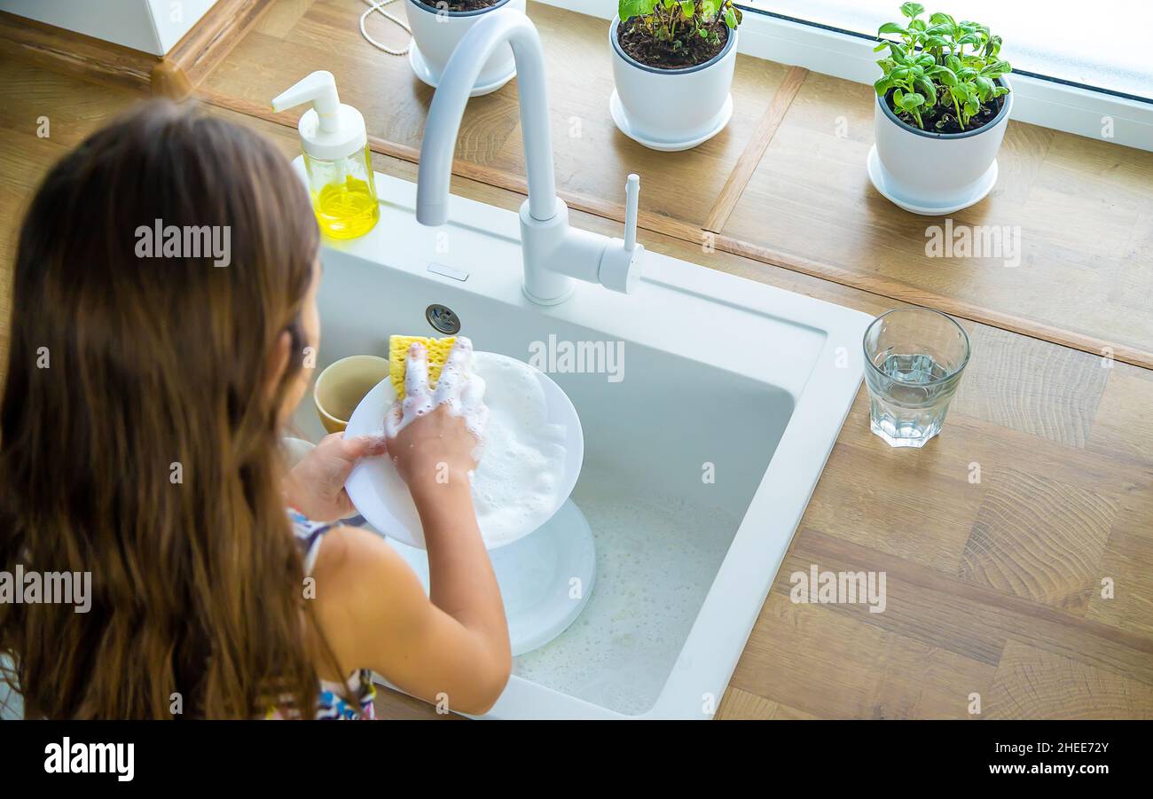 Wash dishes children hi-res stock photography and images - Alamy