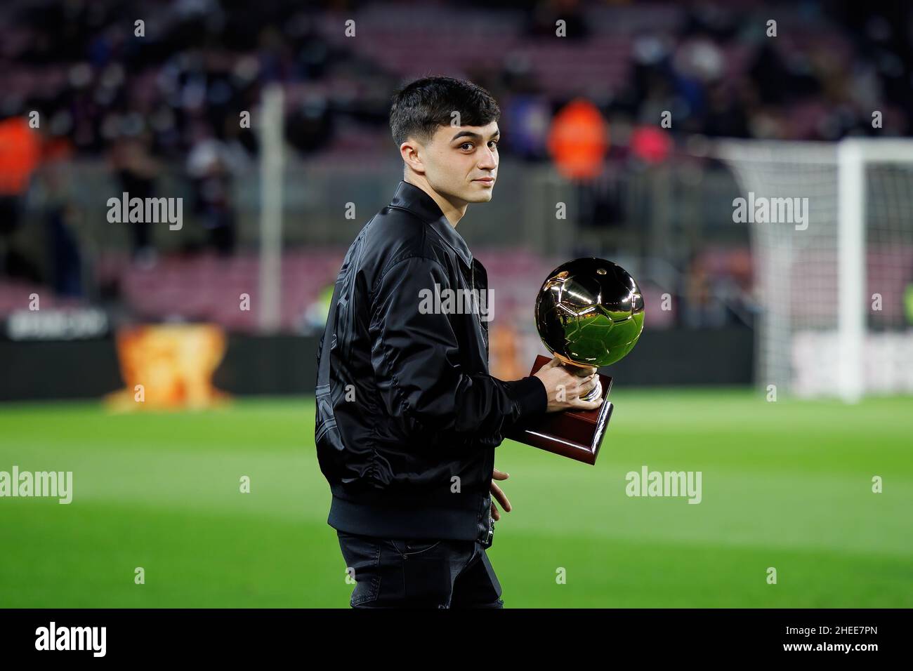 BARCELONA - DEC 18: Pedri poses with the Golden Boy 2021 award prior to ...